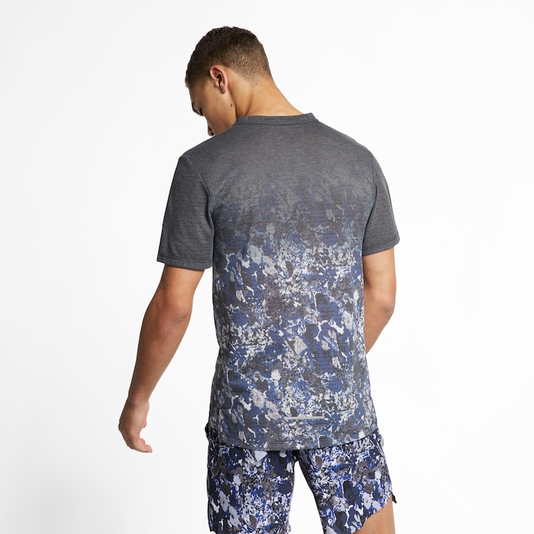 Oferta de Camiseta Nike Rise 365 Printed Masculina » Presentes de Natal ...